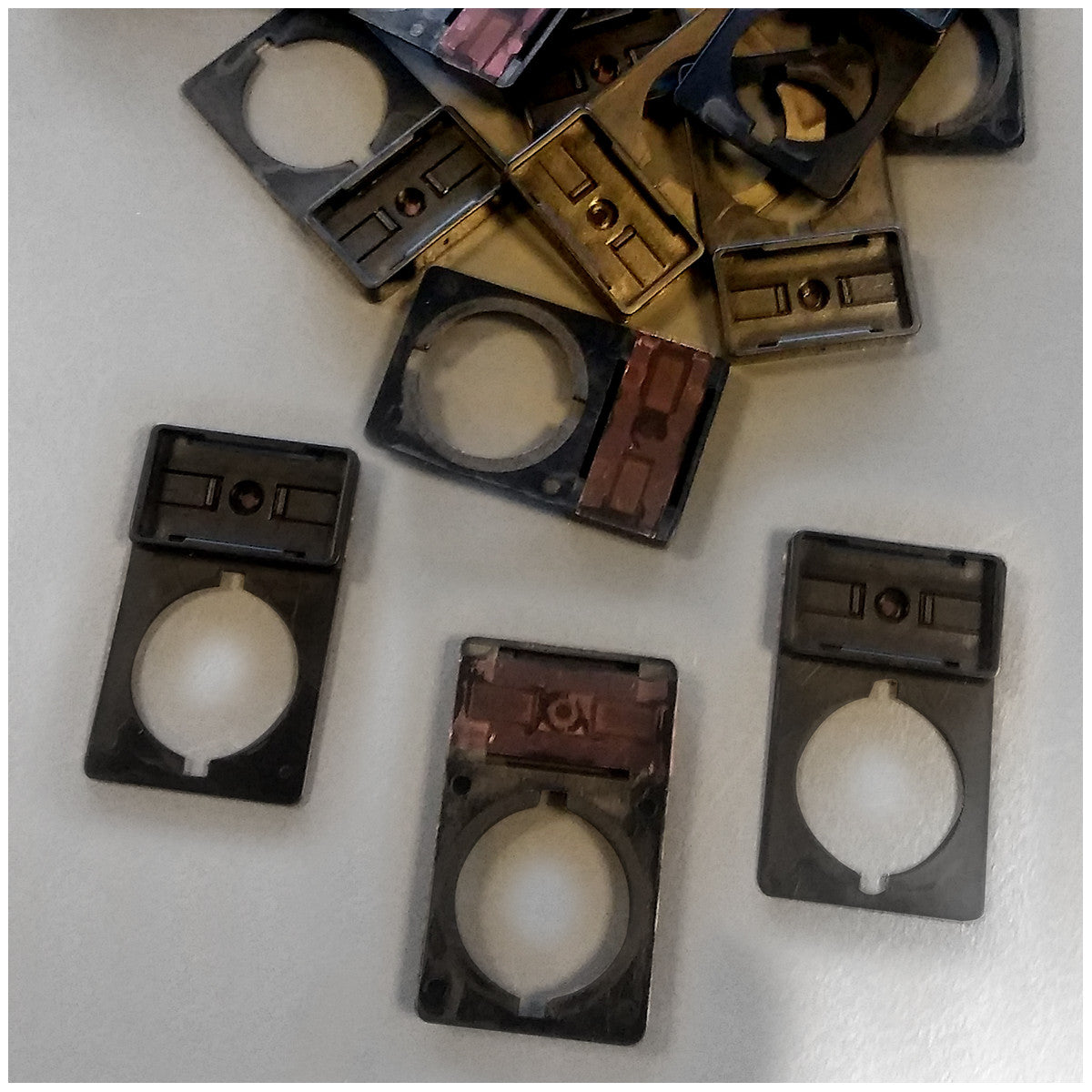 Brady TAG HOLDER DM.22 ADHES. FOR PUSH BUTTON D.22 adhesive push-butto